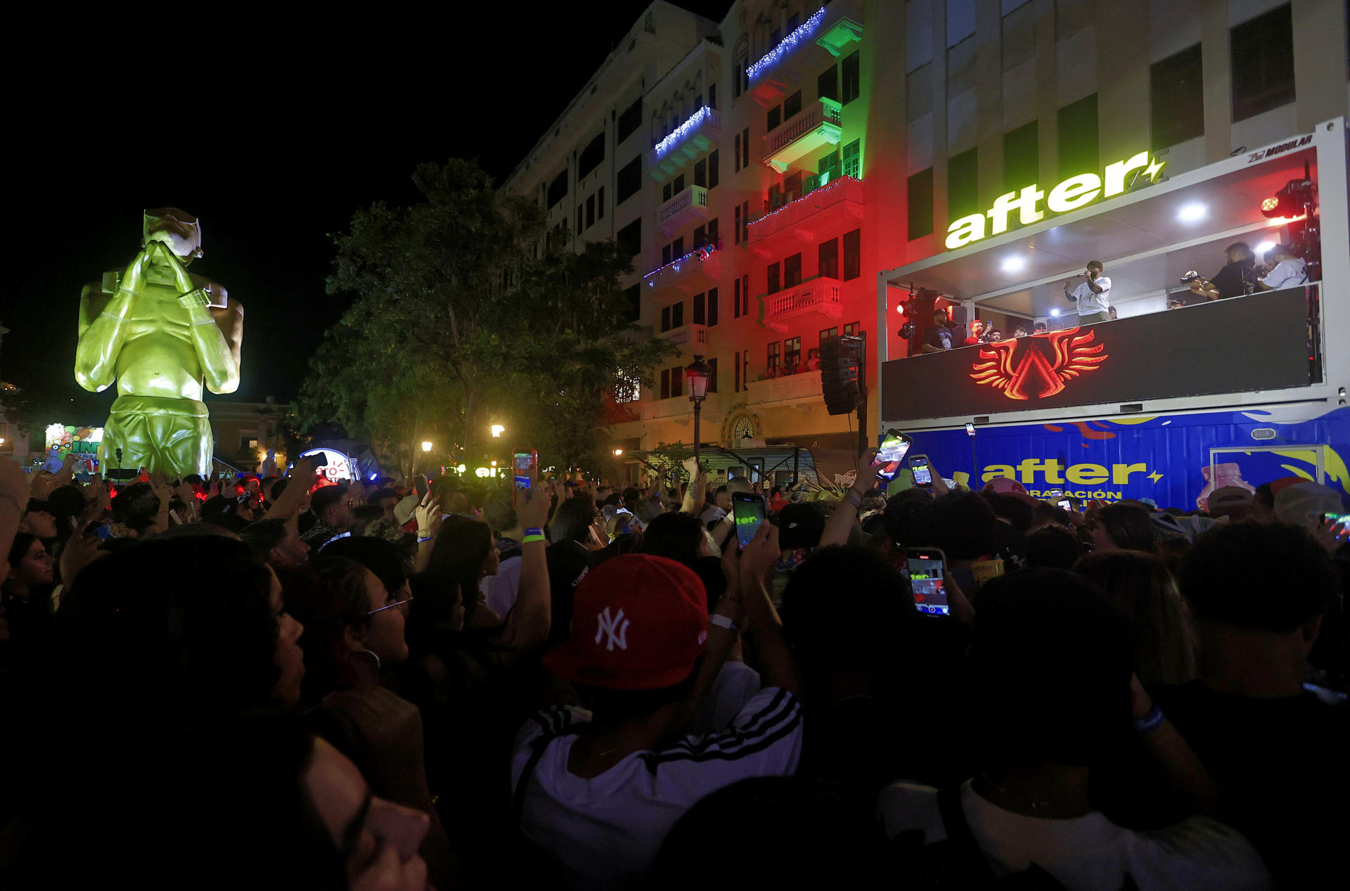 Arcángel presenta su nuevo disco 'La 8va Maravilla' en Fiestas SanSe ...